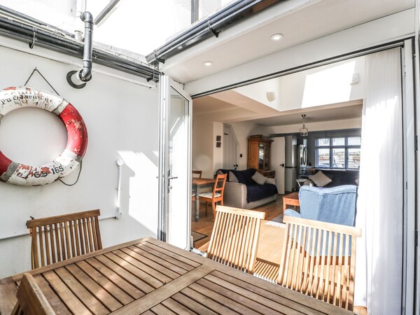 Ferriwais, Pet Friendly, With A Garden In Appledore - Instow