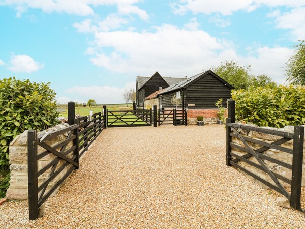 Freds Shed, Pet Friendly, Character Holiday Cottage In Hereford - Hereford