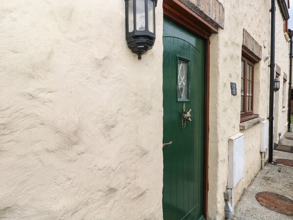 Bwthyn Canol, Pet Friendly, Country Holiday Cottage In Haverfordwest - Haverfordwest
