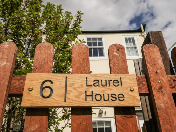 Laurel House, Pet Friendly, Character Holiday Cottage In Whitby - 휘트비