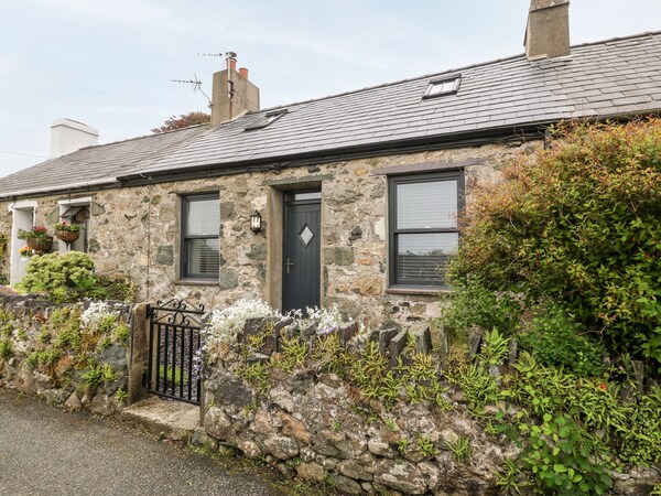 2 Rhoslyn, Family Friendly, Character Holiday Cottage In Groeslon - Caernarfon