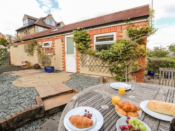 Garden Cottage, Romantic, With A Garden In Ilkley - West Yorkshire