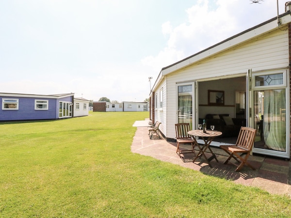 Chalet 150, Pet Friendly, Country Holiday Cottage In Winterton-on-sea - Hemsby