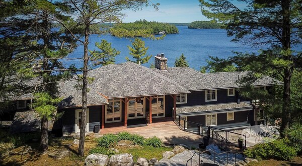Incredible 9 Bdrm, 9 Bath, Tennis Court! Nanny Suite! Gym! Lake Muskoka!!! - Muskoka District Municipality