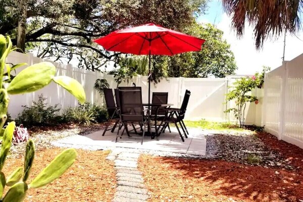Cozy Bungalow Netflix! 10 Min To Dt And Tpa - Tampa, FL