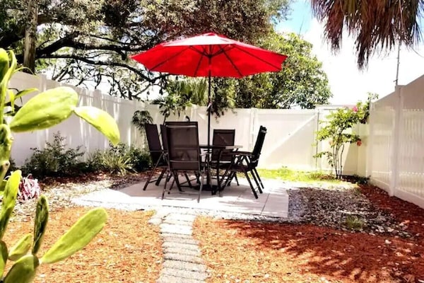 Cozy Bungalow Netflix! 10 Min To Dt And Tpa - Tampa, FL