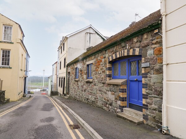 Llys-yr-onnen, Family Friendly, With A Garden In Carmarthen - Carmarthen