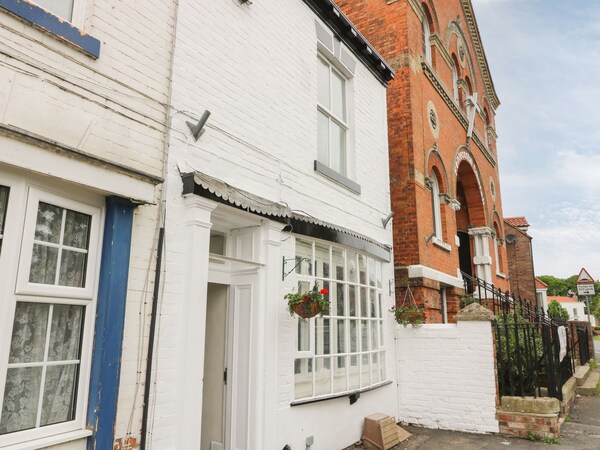 The Pebbles, Pet Friendly, Country Holiday Cottage In Hornsea - Hornsea
