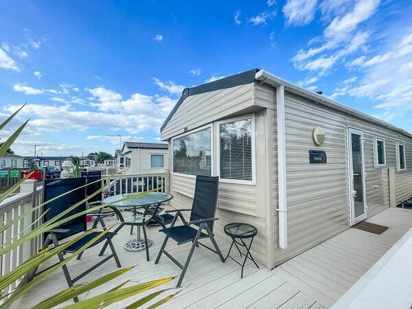 Lovely Caravan For Hire Nearby Scratby Beach In Norfolk Ref 50045l - Hemsby
