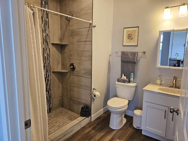 Gorgeous Modern 1500 Sq Ft 3 Bedroom/2 Bath Downtown Apartment - Grand Island, NE
