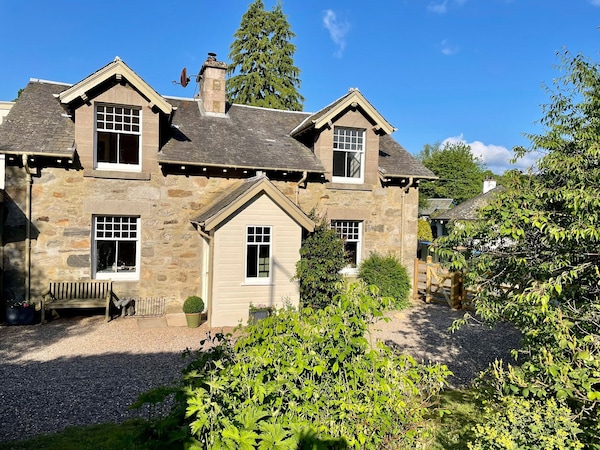 Old Schoolhouse, Pet Friendly, With Open Fire In Grandtully - Aberfeldy