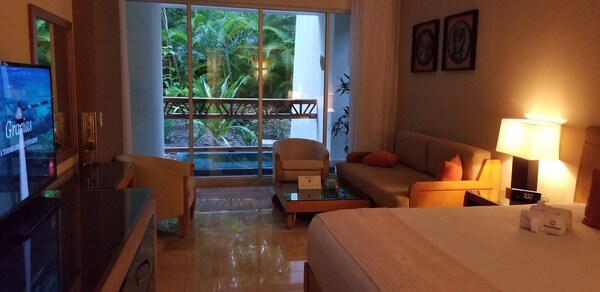 Condo, With Jacuzzi And Mini Pool At Porch. A Beach Nearby With Lot Of Amenities - Cancún