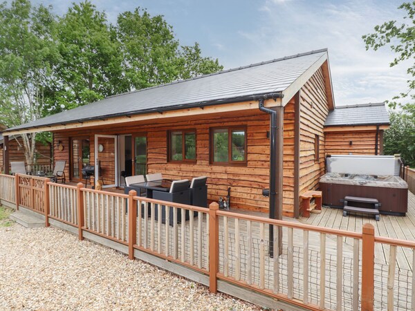 Butterfly Lodge, Pet Friendly, With Hot Tub In Thorpe-on-the-hill - Lincoln