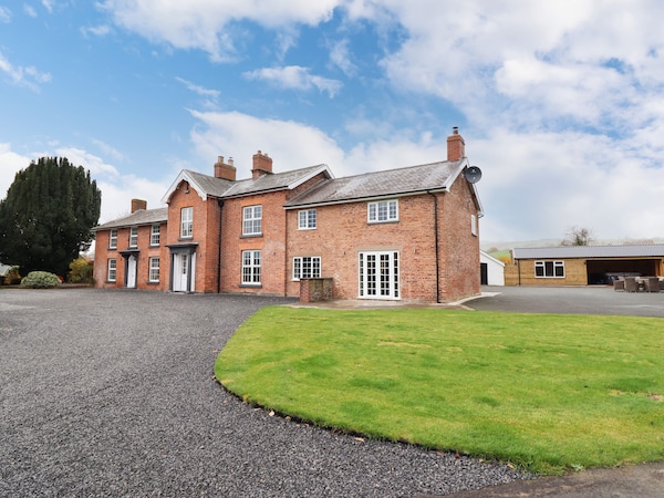 Bodaioch Hall, Pet Friendly, Luxury Holiday Cottage In Caersws - Llanidloes