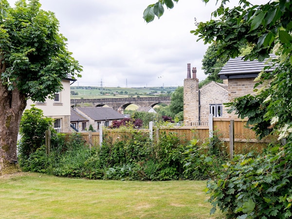 Mischa Cottage, Pet Friendly In Thornton, West Yorkshire - Halifax