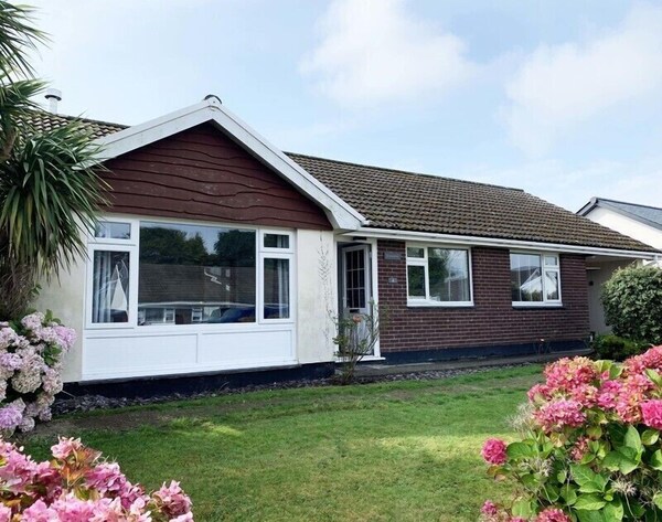 Greenaway, 4 Rockhaven Gardens, Pet Friendly, With A Garden In Rock - Padstow