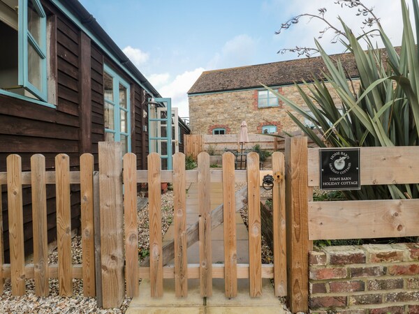 Tom's Barn, Pet Friendly, With A Garden In Yeovil, Somerset - Yeovil