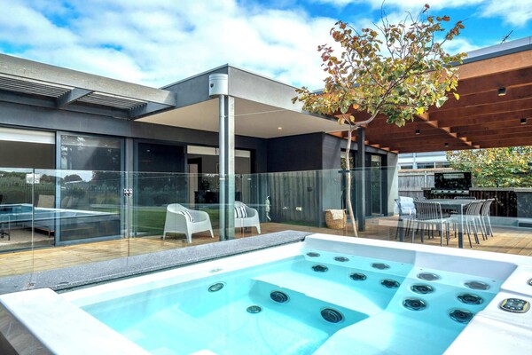 Ultimate Luxury Family  Home With Spa Pool - Torquay