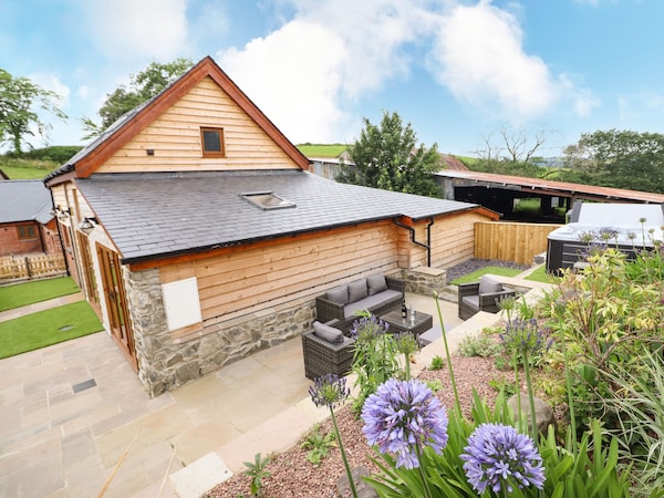 Swallows Rest, Pet Friendly, Luxury Holiday Cottage In Montgomery - Kerry