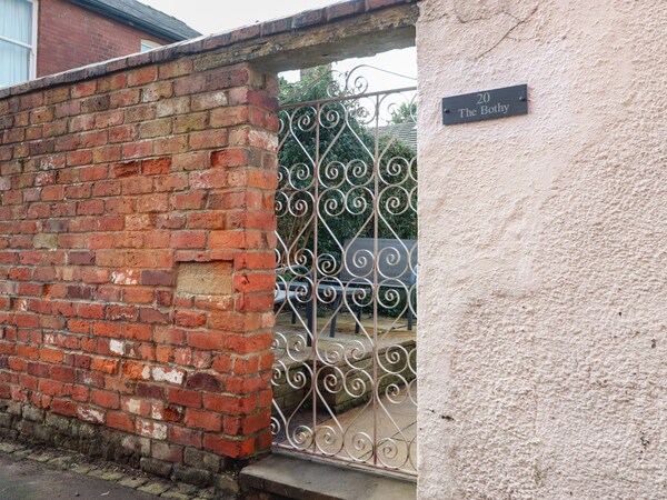 The Bothy, Pet Friendly, With Open Fire In Lytham St. Annes - Lytham St Annes