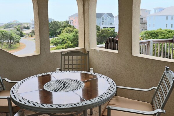 Spacious 5-br Beach Getaway With Ocean Views In The Heart Of Emerald Isle - Emerald Isle, NC
