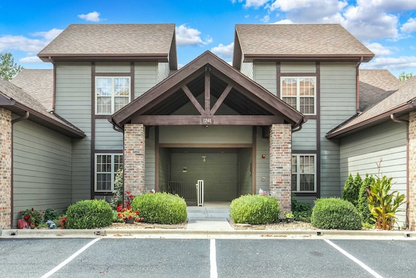 Stonebridge Villa - Golf Course Views - Close To Silver Dollar City - 3 Pools! - Branson, MO