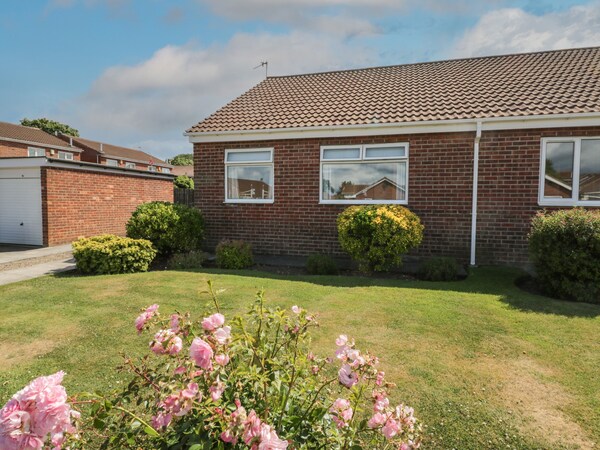 Rose Bungalow, Family Friendly, With A Garden In Whitby - 휘트비