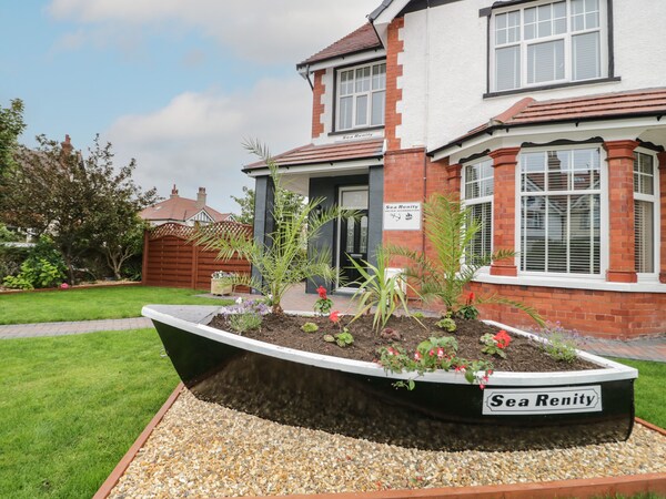 23 Carmen Sylva Road, Family Friendly, With A Garden In Llandudno - Colwyn Bay