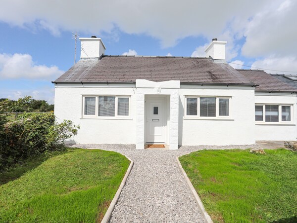 Garnedd Rhos, Family Friendly, Character Holiday Cottage In Benllech - Moelfre