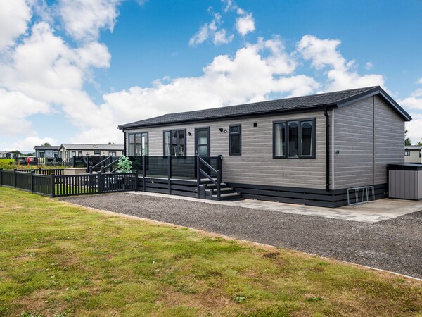 Number 8 Lakes View, Family Friendly, With A Garden In Brean - Weston-super-Mare