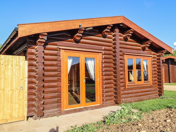 Pine Lodge, Family Friendly, With Pool In Greetham, Rutland - Rutland
