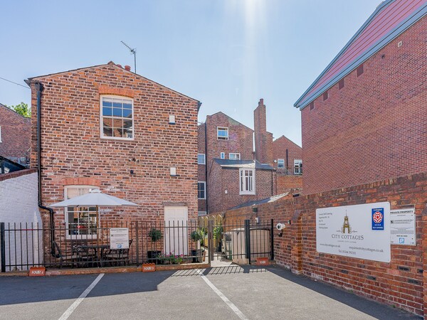 Flat 4b, Romantic, With A Garden In Chester - Chester