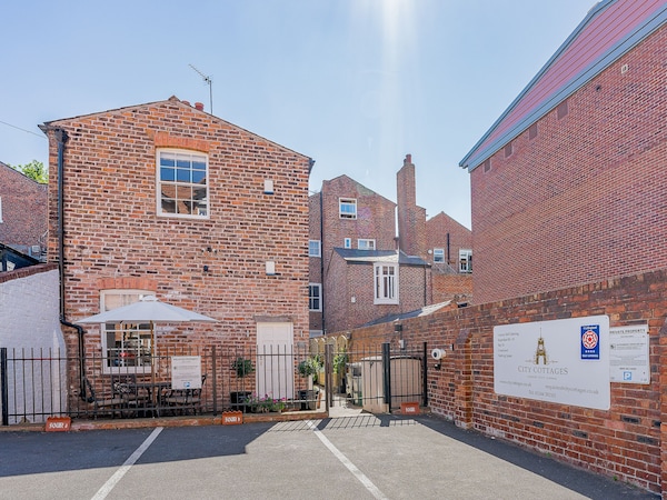 Flat 4b, Romantic, With A Garden In Chester - Chester