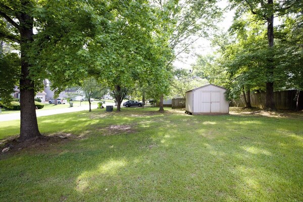 Beautiful Home 2 Miles From Harbison Blvd- 5 Mins From Lake Murray! Pet-friendly - Lexington, SC
