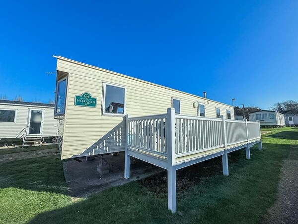 6 Berth Caravan For Hire With Decking At Manor Park In Norfolk Ref 23017s - Norfolk