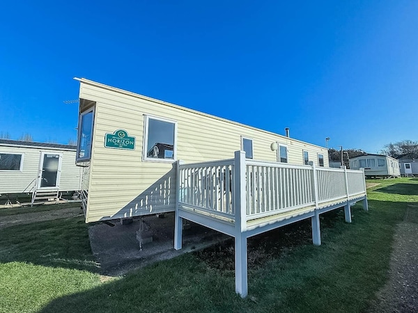 6 Berth Caravan For Hire With Decking At Manor Park In Norfolk Ref 23017s - Norfolk