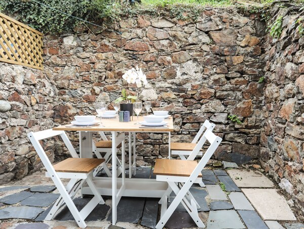 8 Abererch Road, Pet Friendly, Country Holiday Cottage In Pwllheli - Pwllheli