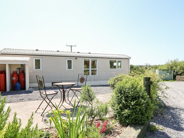 The Lodge, Pet Friendly, Country Holiday Cottage In Pontyates - Llanelli