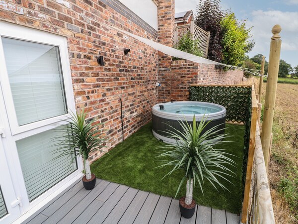 Slitting Mill Annex, Romantic, With Hot Tub In Rugeley - West Midlands