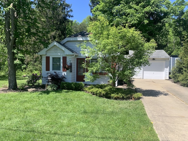 The Sunshine Cottage Of Chagrin Falls: Monthly Rental + - Bainbridge, OH