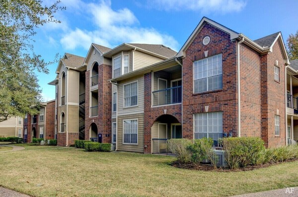 A Spacious 1-bedroom With Bathroom Available In A 2-bedroom Apartment - Sugar Land, TX