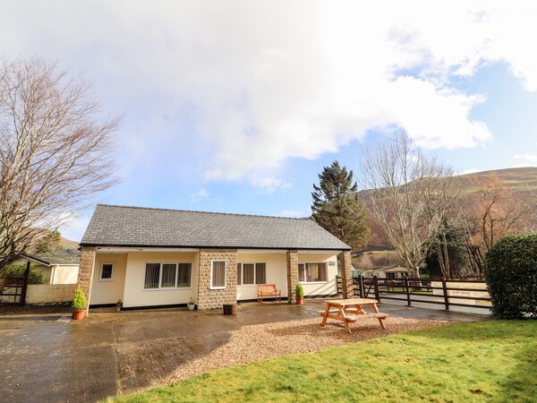 Awel Y Berwyn, Pet Friendly, With A Garden In Llangynog - Gwynedd