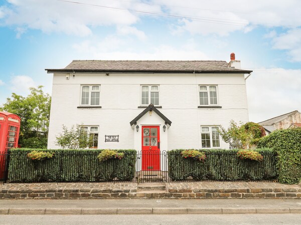 The Old Post Office, Pet Friendly, With Hot Tub In Llandrindod Wells - Herefordshire