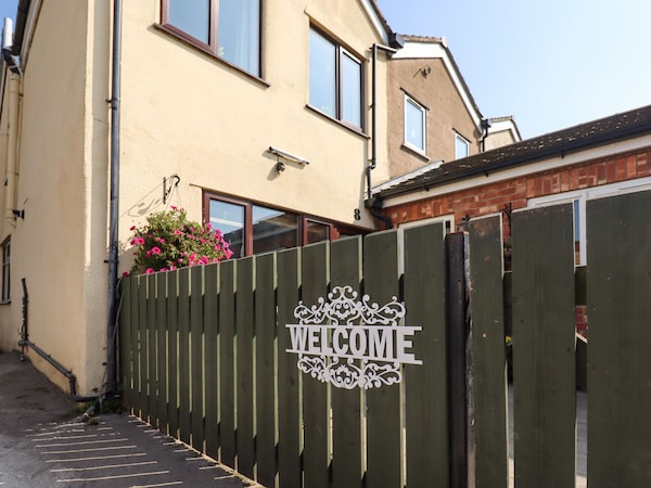 8 Heatons Bridge Road, Family Friendly, With A Garden In Scarisbrick - Ormskirk