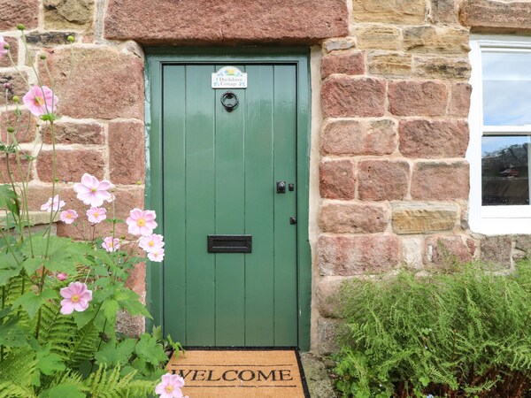 Duckdown, Pet Friendly, Character Holiday Cottage In Hurst Green - Clitheroe