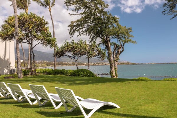 Modern Room W/ Stunning Garden Views | Beachfront Vibes W/ Outdoor Pool Access - Maui, HI