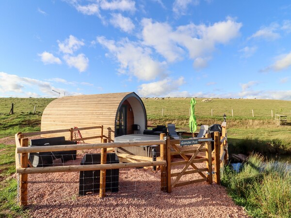 Gander Pod, Pet Friendly, With Hot Tub In Clifton Upon Teme - Worcestershire