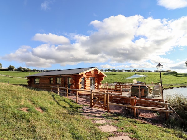 Cedar Cabin, Pet Friendly, With Hot Tub In Clifton Upon Teme - Herefordshire