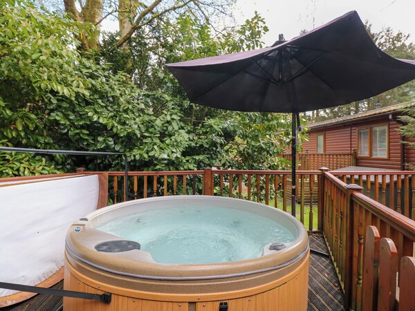 Fir Tree Lodge, Pet Friendly, With Hot Tub In Windermere - Ambleside