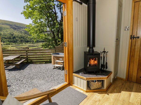 Moelfre - Shepherds Hut, Romantic, With Hot Tub In Llanbedr - Snowdonia National Park